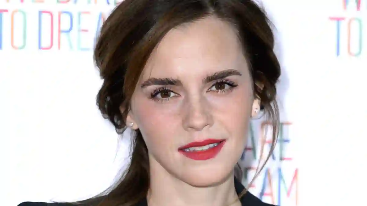 Emma Watson Confuses Fans With "Levitating" Dress In New Photo!