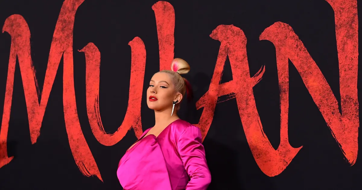 Christina Aguilera Performs New Rendition Of "Reflection"