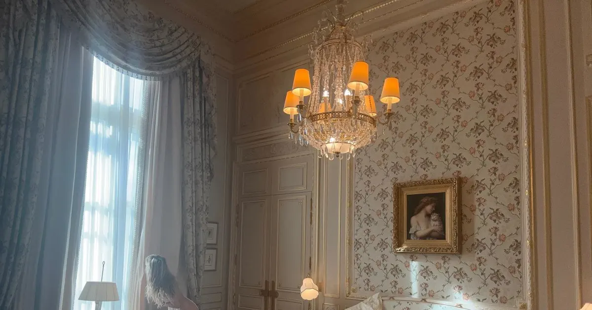 WOW! Heidi Klum Poses Naked At A Window In Paris