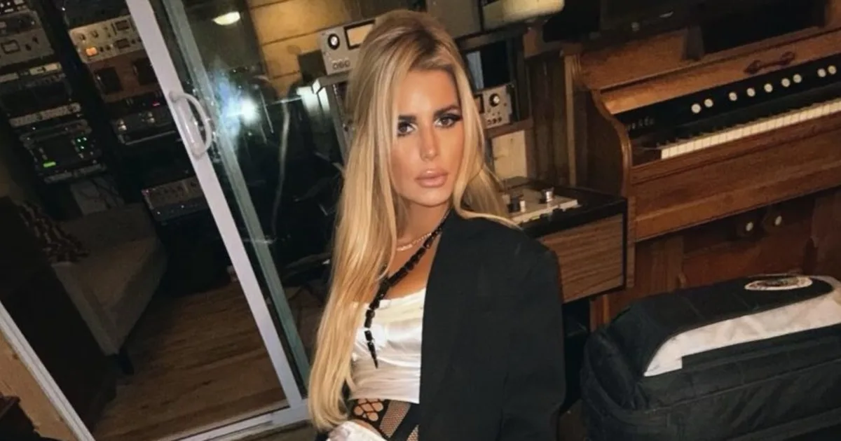 Slimmed-Down Jessica Simpson In Miniskirt & Fishnet Bodysuit