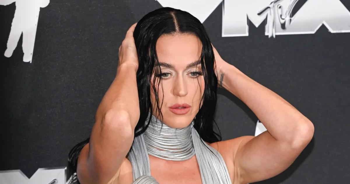 WOW! Katy Perry Flaunts Her Cleavage In A Katy Perry