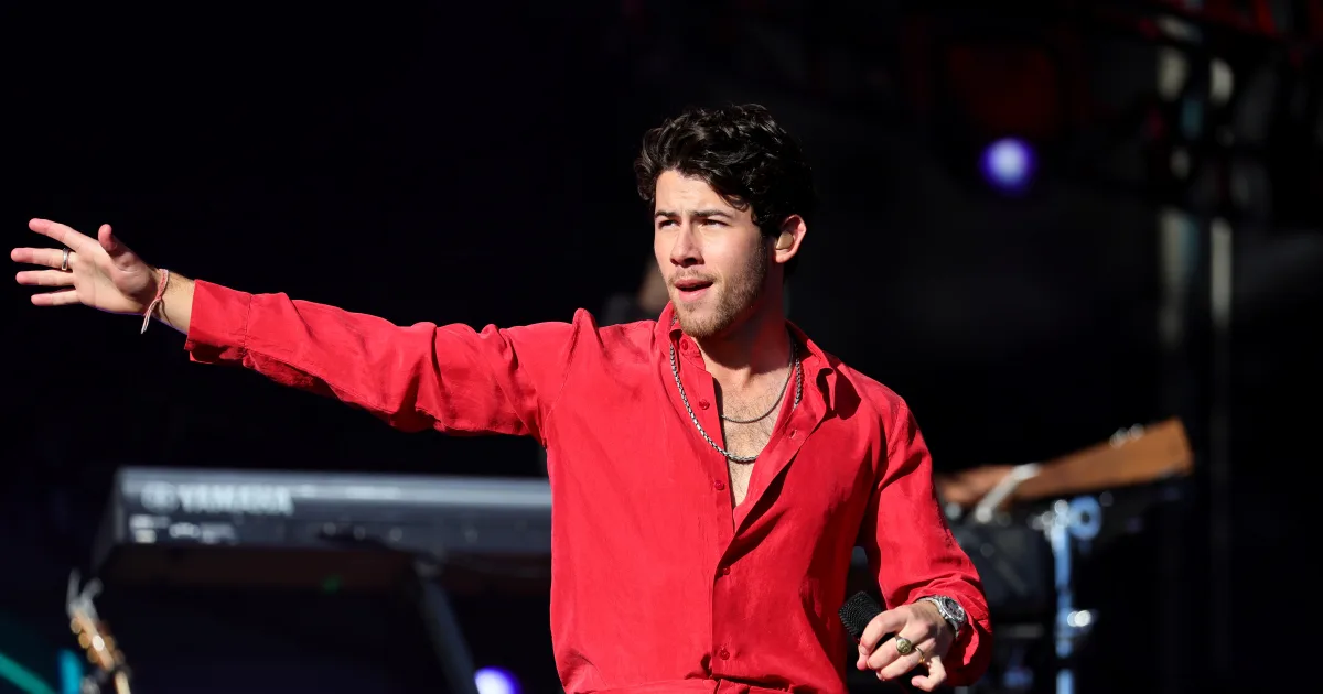 Laser Pointed At Nick Jonas During Concert - He Runs Off Stage!