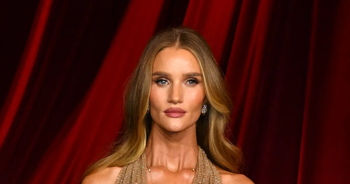 Rosie Huntington-Whiteley Flaunts Toned Abs In Gray Bralette