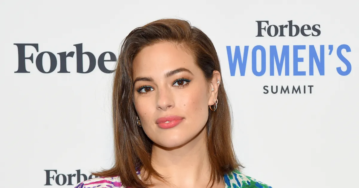 Ashley Graham Sube Sensual Foto Luciendo Pronunciado Escote
