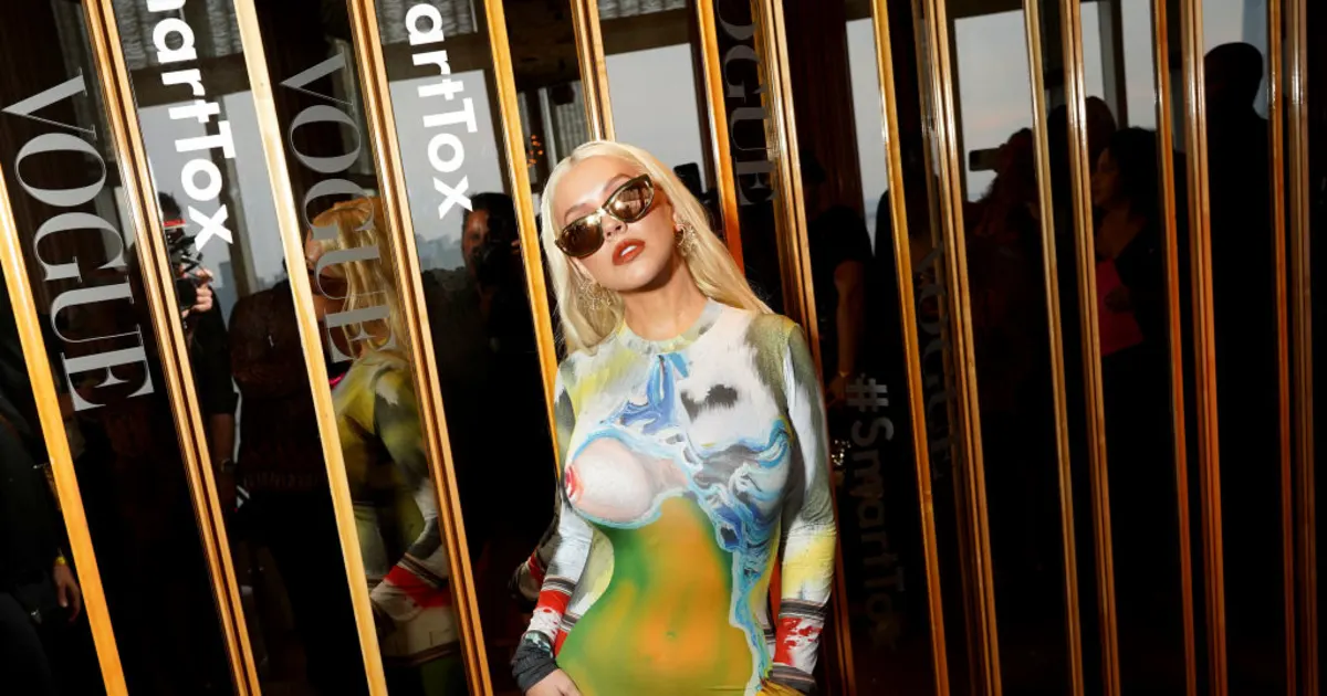 Barely Recognized Christina Aguilera Sexy In Corset And New Hair