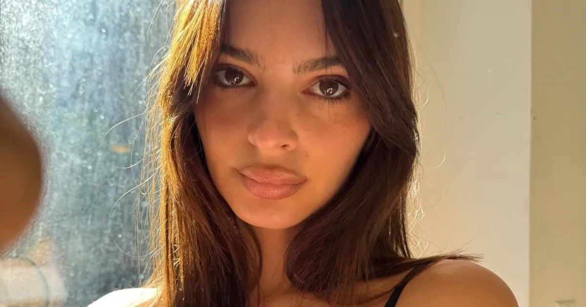 WOW: Emily Ratajkowski In Red Lace Underwear