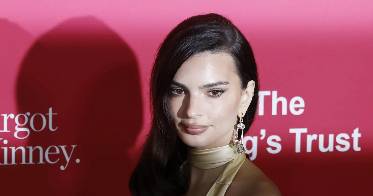 In A Silk Dress: Emily Ratajkowski Stuns With Plenty Of Cleavage!