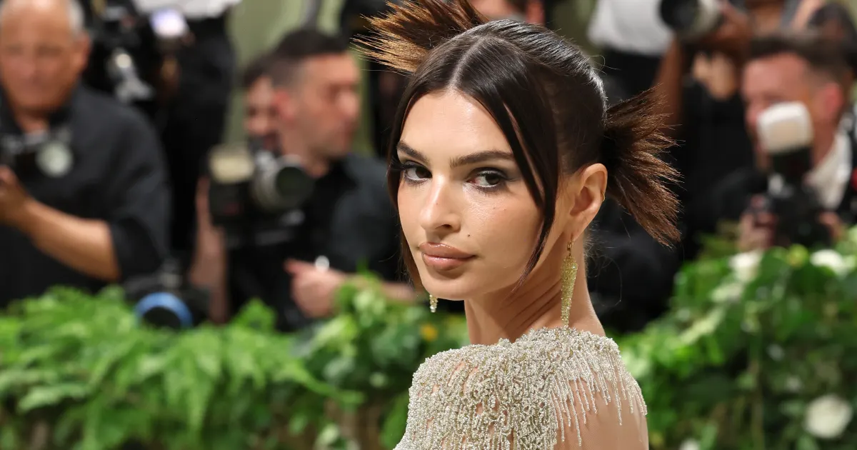 Emily Ratajkowski Shows Her Sexy Side In Bright Bikini!