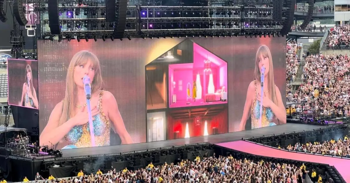 Taylor Swift Drives Fans WILD With This News At Grammys!