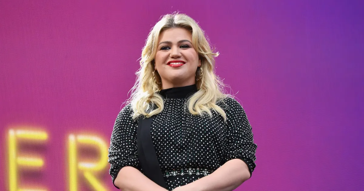 Kelly Clarkson Covers Mister Rogers Neighborhood Theme Song