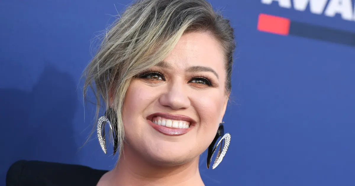 Kelly Clarkson Wows The Crowd With Bang Bang Cover