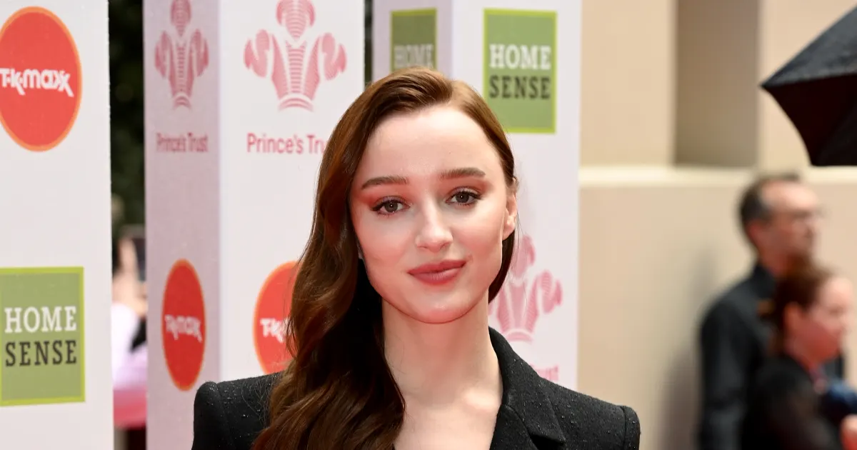 'Bridgerton' Phoebe Dynevor: New Hair Colour AND Partner?