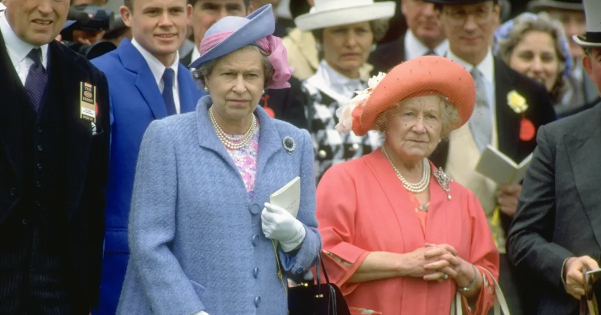 Queen Elizabeth II Releases New Picture With Queen Mum