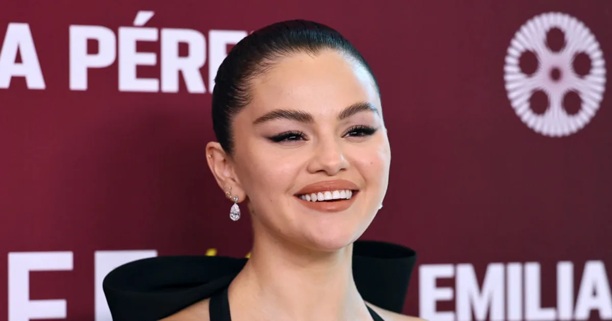 Wow Selena Gomez Flaunts Her Cleavage In A Figure Hugging Dress