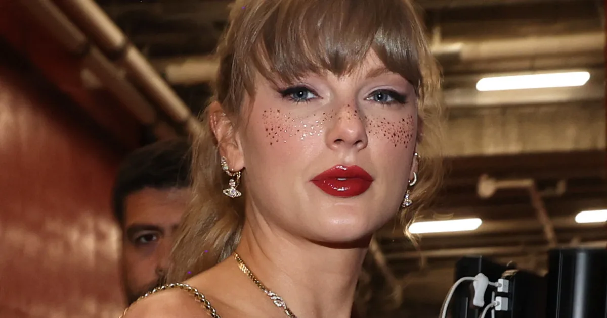Taylor Swift’s Unusual Look: Glitter On Her Face!