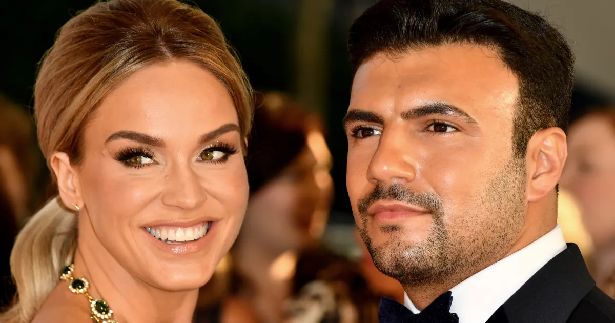 Gorgeous Couple! Vicky Pattison Shares New Photoshoot With Fiancé