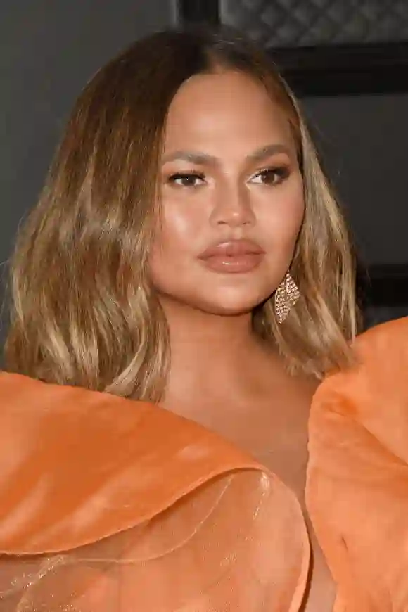 Chrissy Teigen Pokes Fun At THESE Online Comments