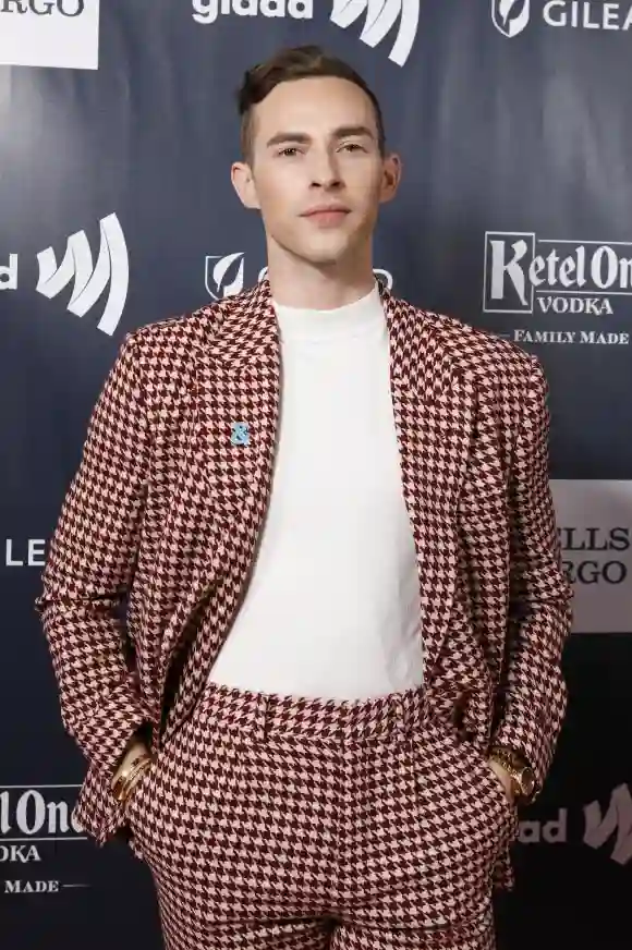 16 famosos que han buscado el amor en 'dating apps'